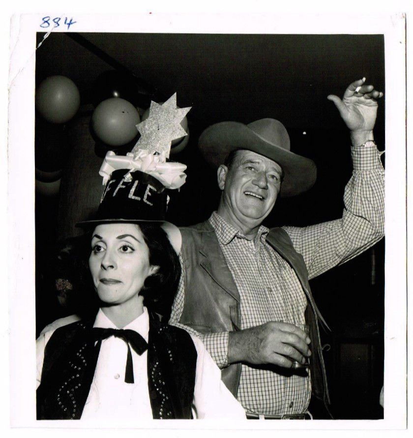 JOHN WAYNE AND WIFE PILAR PALLETE. VINTAGE PHOTO.