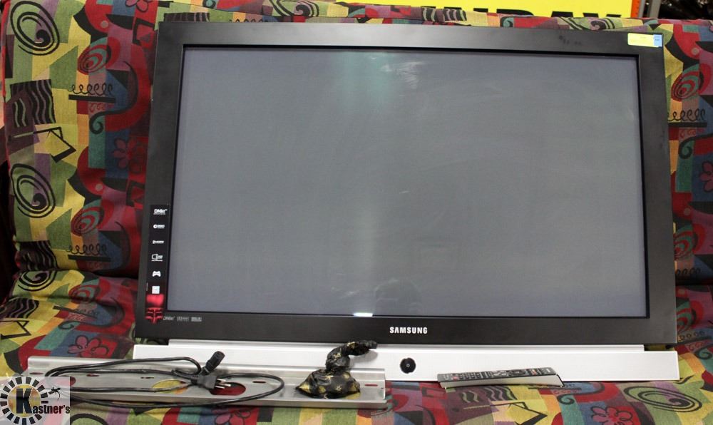 SAMSUNG 42" PLASMA TV COMPLETE WITH WALL MOUNT