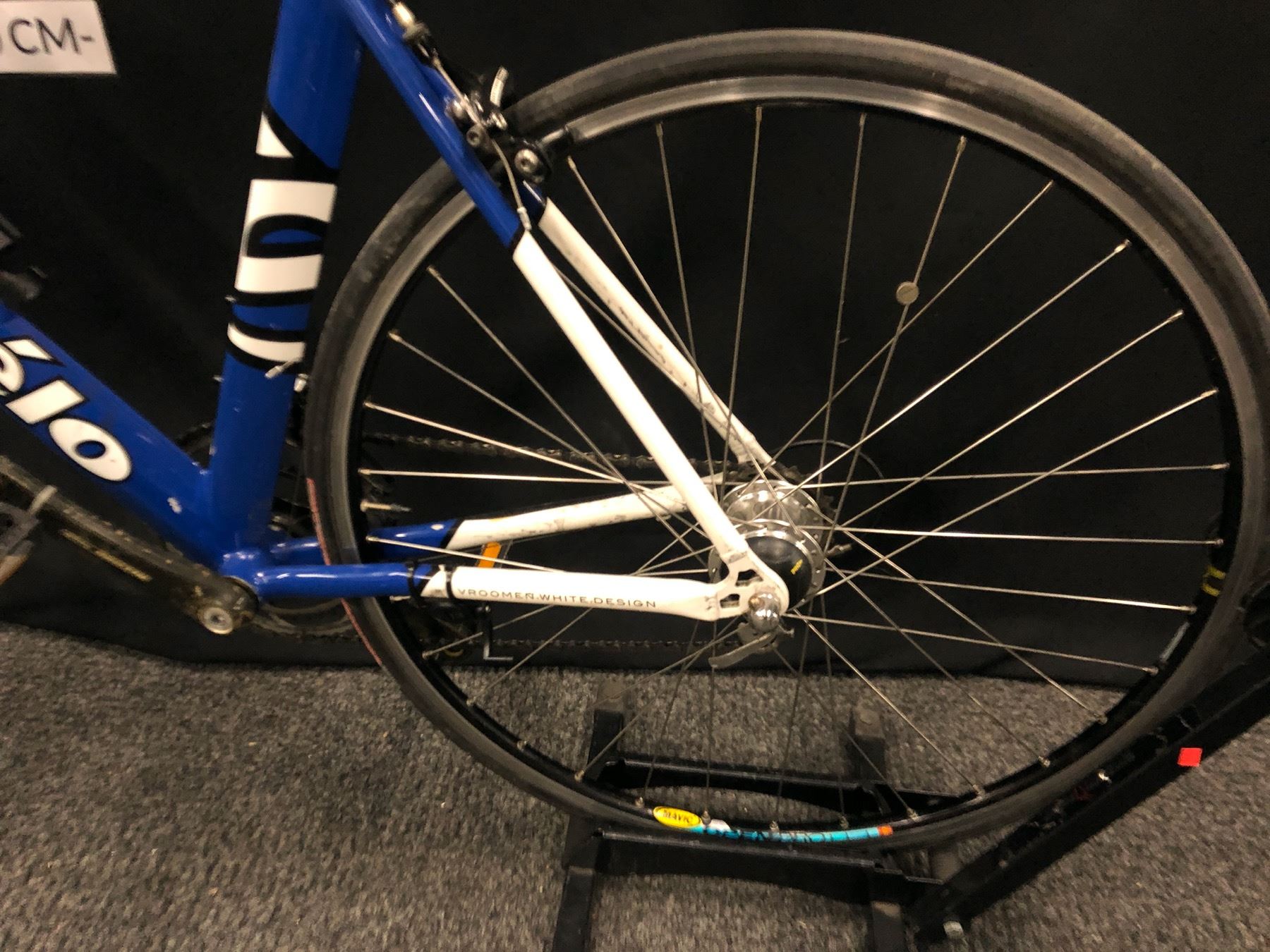 BLUE AND WHITE CERVELO SOLOIST 20 SPEED ROAD BIKE 56 CM FRAME SIZE blue-and-white-cervelo-soloist-20-speed-road-bike-56-cm-frame-size