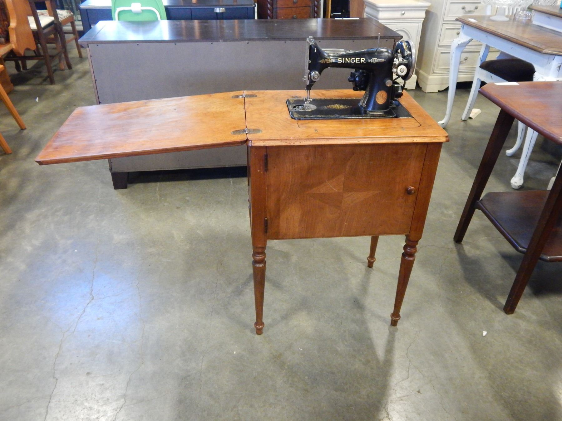 ANTIQUE ELECTRIC SINGER SEWING MACHINE IN TABLE Big Valley Auction ANTIQUE ELECTRIC SINGER SEWING MACHINE IN TABLE Big Valley Auction