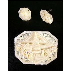 A JAPANESE IVORY BROOCH AND A PAIR OF E