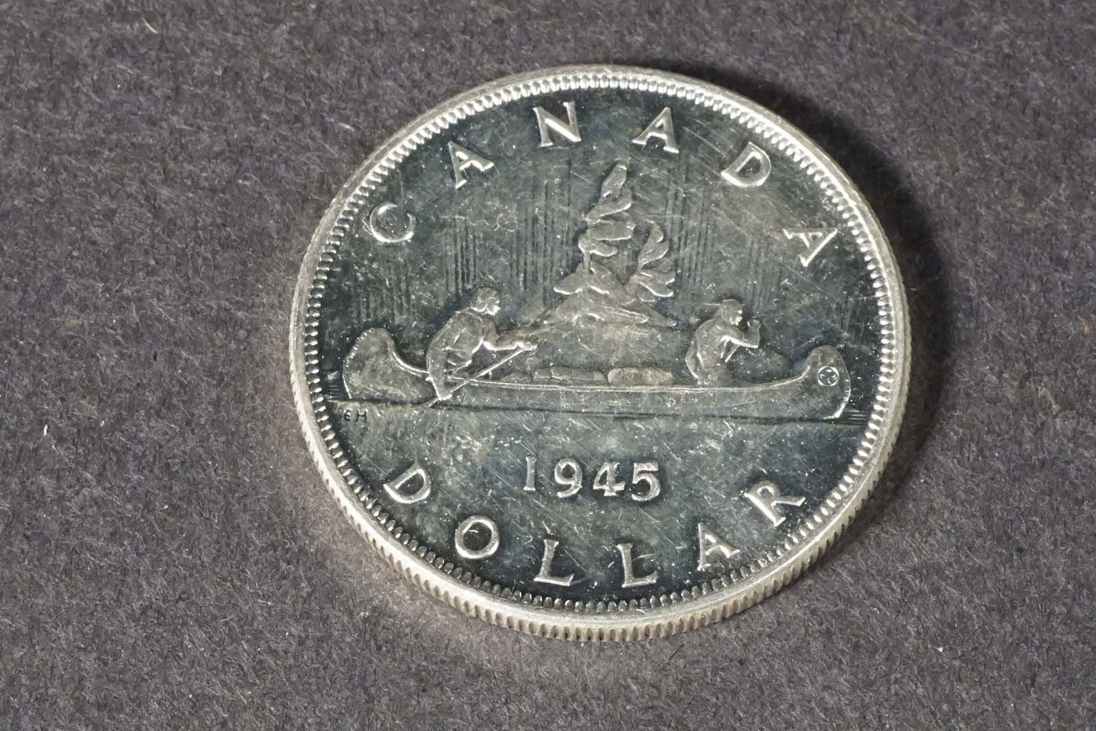 Canada - 1945 Silver Dollar Highly lustrous UNC