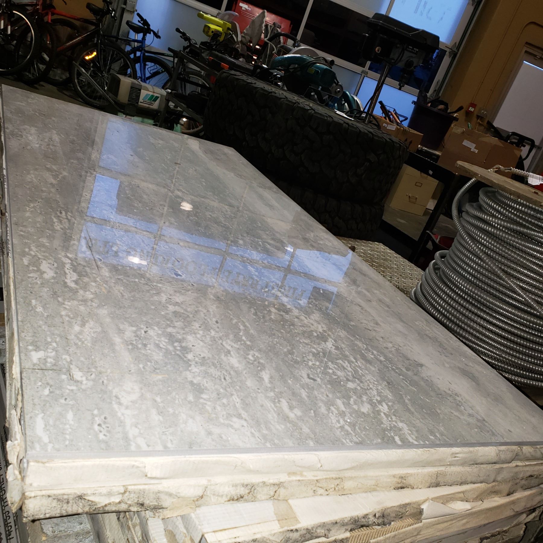 2 BOXES OF GREY ITALIAN PORCELAIN TILES 24 X 48 INCH 3 TILES PER CASE 2 BOXES OF GREY ITALIAN PORCELAIN TILES 24 X 48 INCH 3 TILES PER CASE
