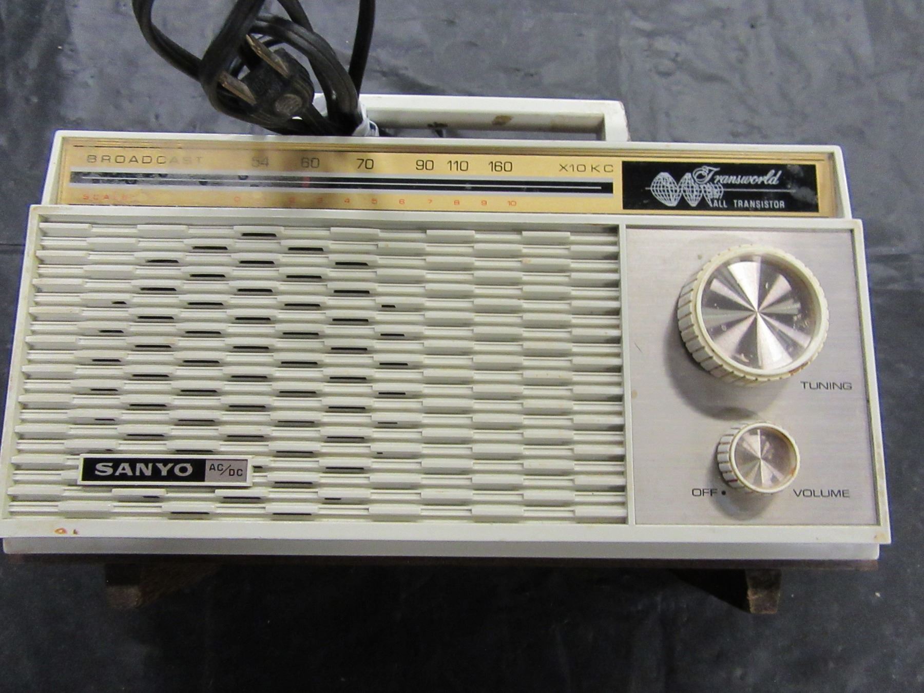 ESTATE - SANYO AC/DC TRANSISTOR RADIO (BAKELITE STYLE)
