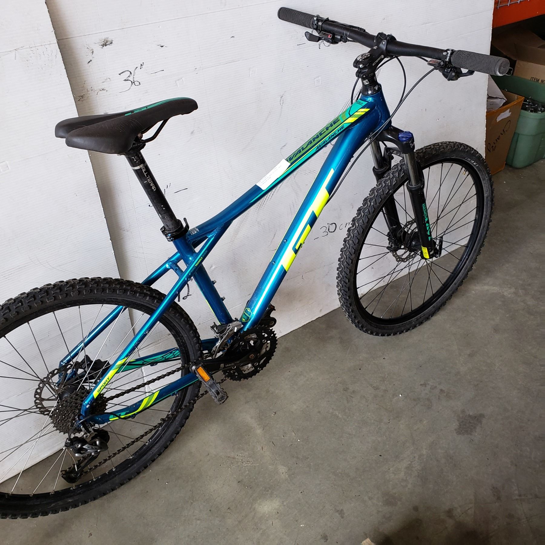 GT AVALANCHE XCT 27 1 2 INCH MOUNTAIN BIKE GT AVALANCHE XCT 27 1 2 INCH MOUNTAIN BIKE