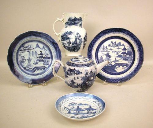 A CAUGHLEY PORCELAIN "CABBAGE LEAF" JUG AND A CHINESE EXPORT PORCELAIN ...