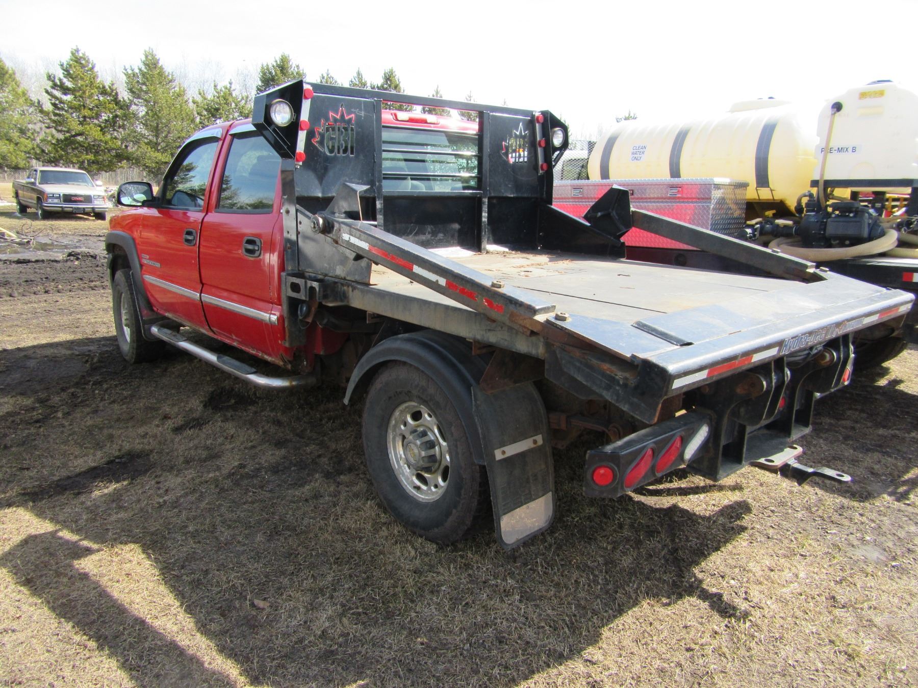 2002 GMC 2500HD CREW CAB TRUCK C/W HYDRA DECK II BALE HANDLER
