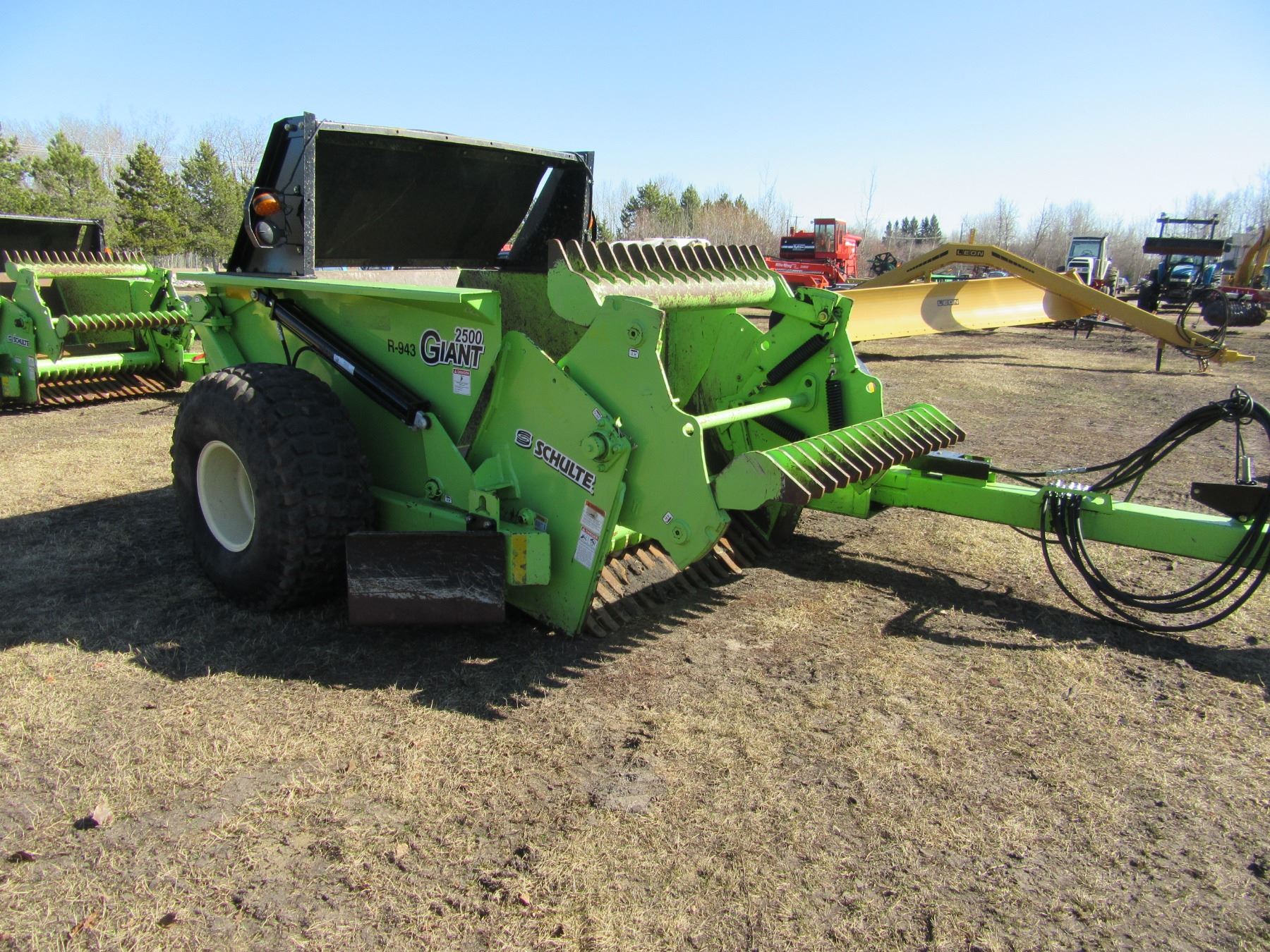 A - SHULTE GIANT 2500 3 BATT HYDRAULIC ROCK PICKER