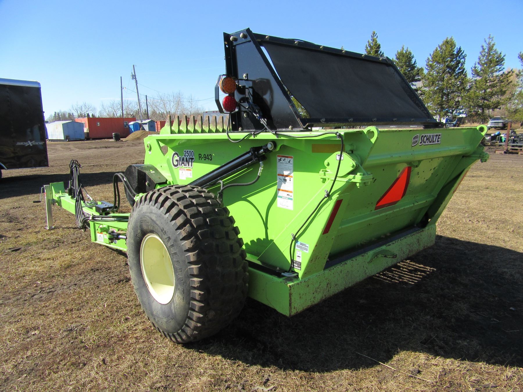 A - SHULTE GIANT 2500 3 BATT HYDRAULIC ROCK PICKER