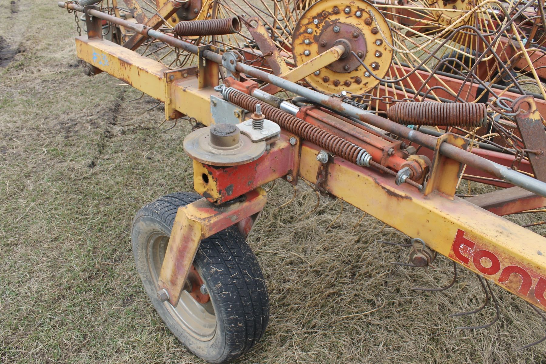 TONUTTI V12 12 WHEEL HAY RAKE