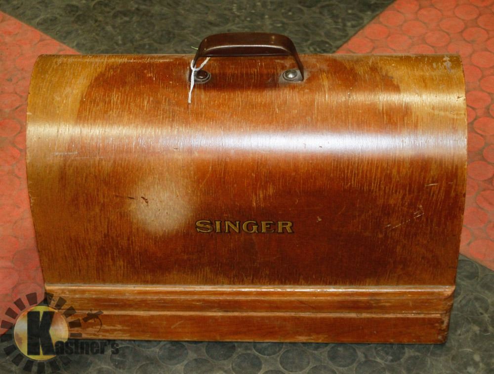 ANTIQUE SINGER SEWING MACHINE IN WOOD CASE