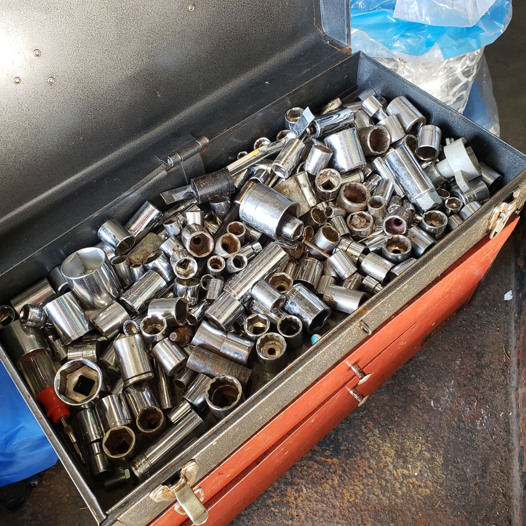 DELTA TOOL BOX W CONTENTS Big Valley Auction DELTA TOOL BOX W CONTENTS Big Valley Auction