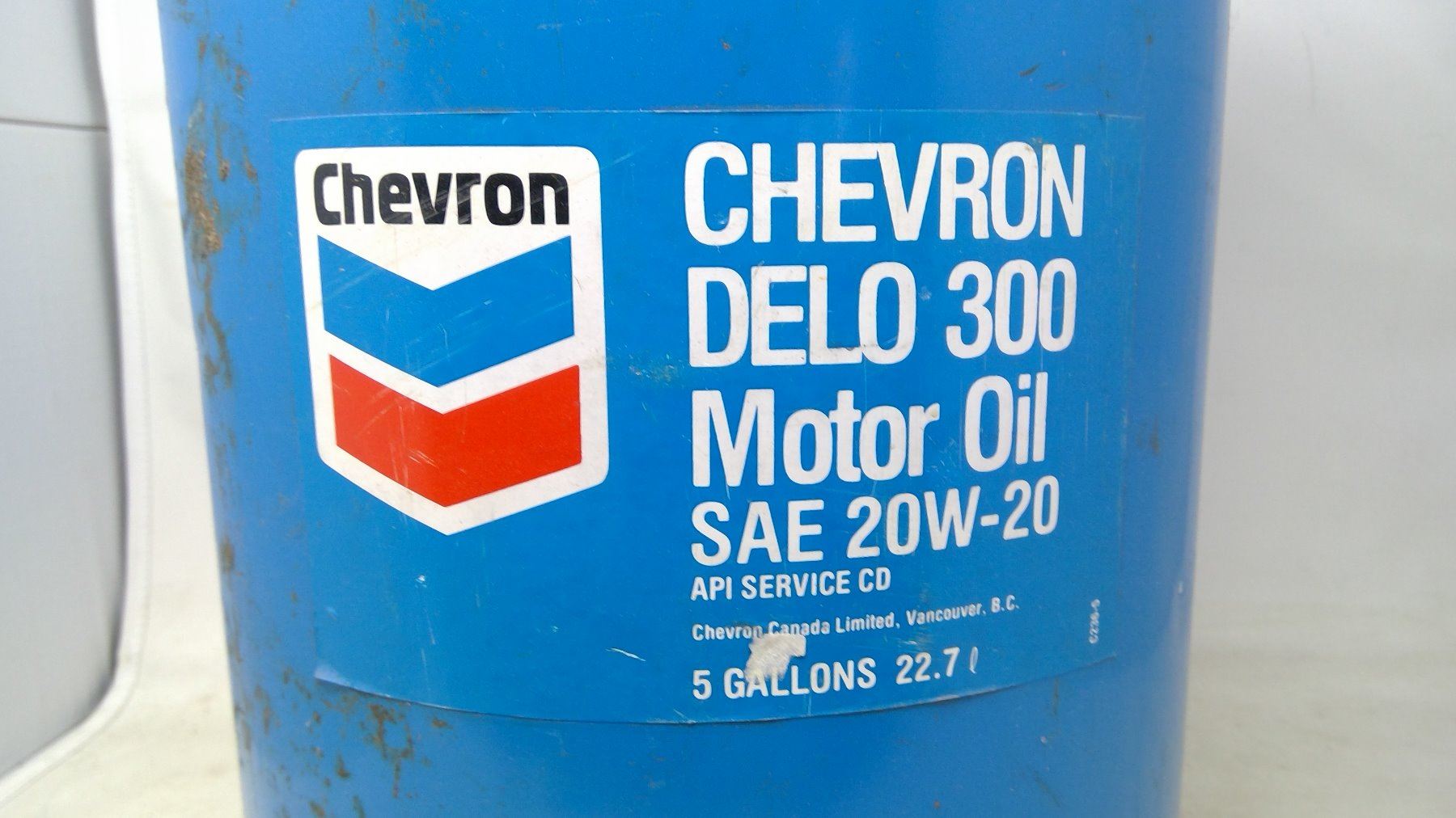 5 GALLON CHEVRON DELO 300 MOTOR OIL METAL PALE