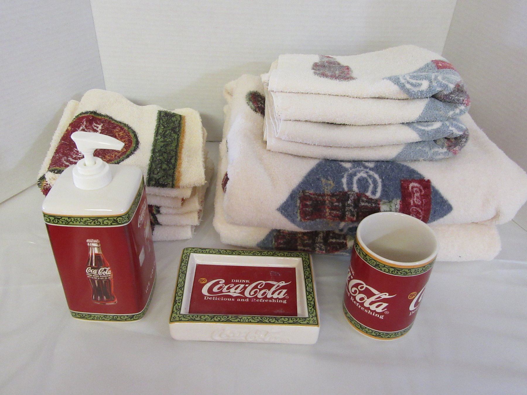 FLAT WITH COCA COLA BATHROOM SET