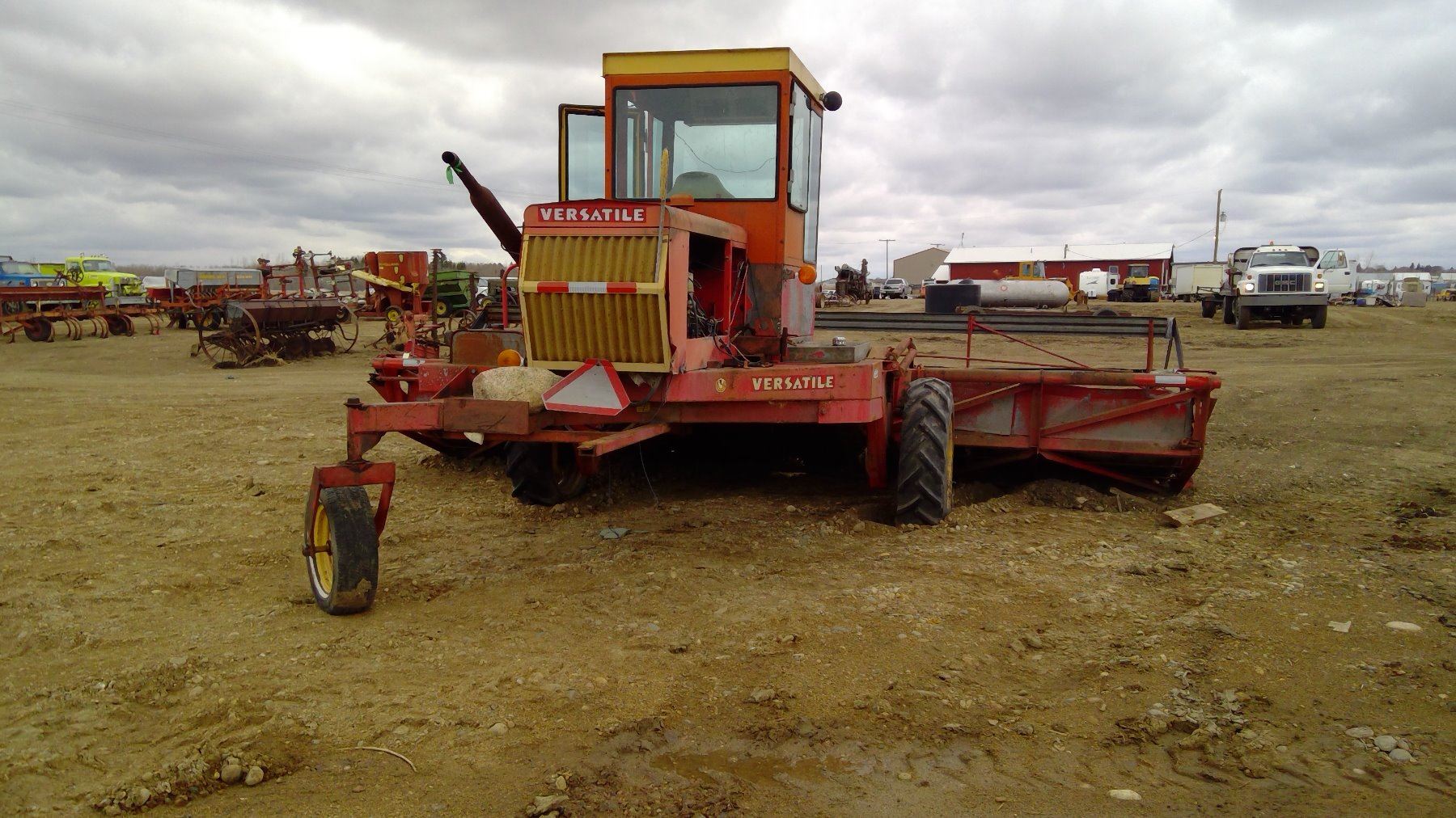 VERSATILE 400 SELF PROPELLED SWATHER - 20 FEET