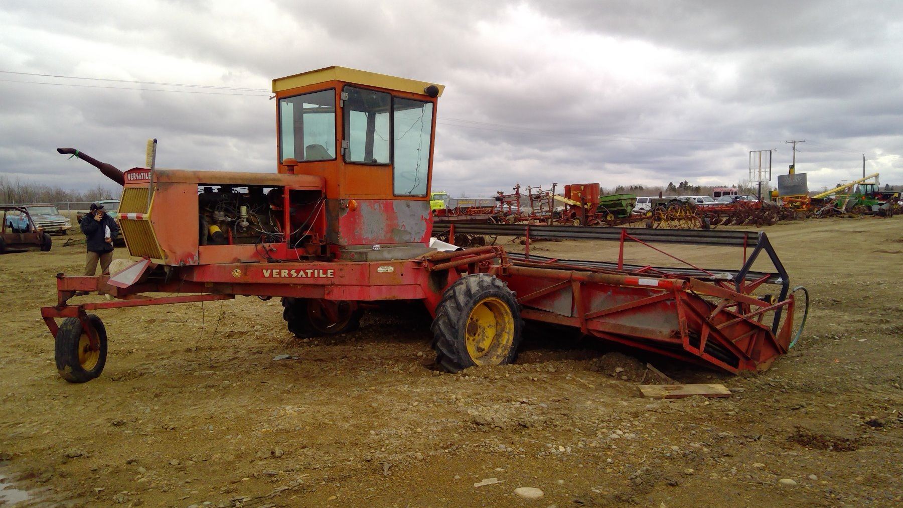 VERSATILE 400 SELF PROPELLED SWATHER - 20 FEET