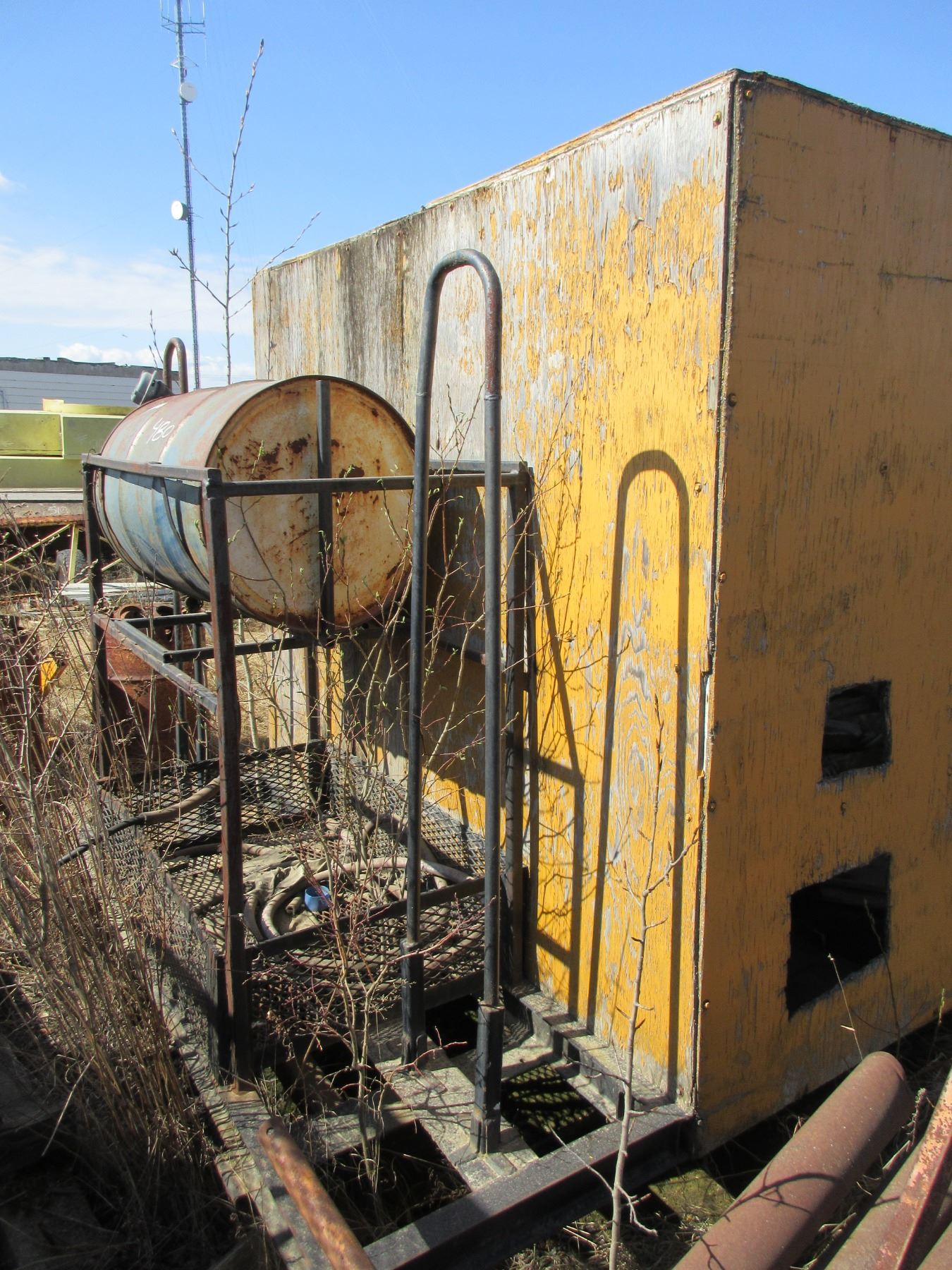 APPROX. 8' X 8' SKID UNIT C/W EMPTY BAGS & PLASTIC PALLETS