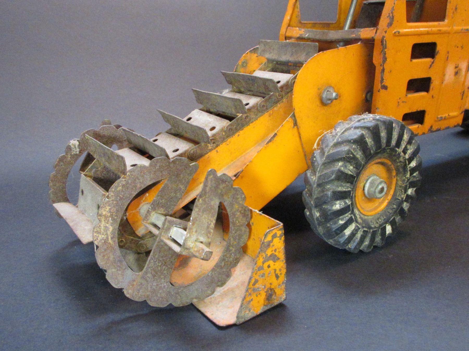 Metal Adams Travel Loader- 30"L X 8"W X 10.5"H