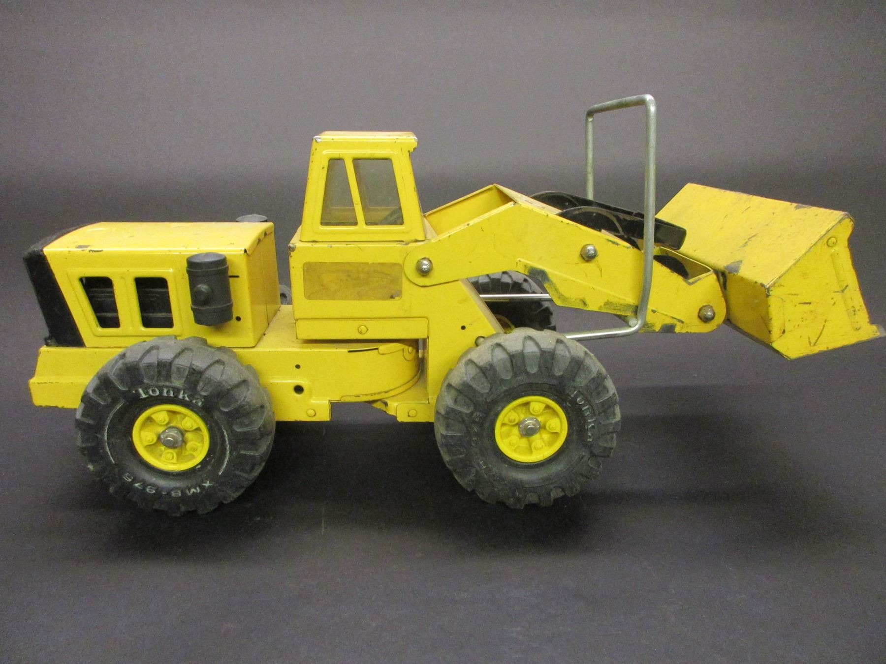 Tonka Articulating Front End Loader- 22"L X 8"W X 9.5"H