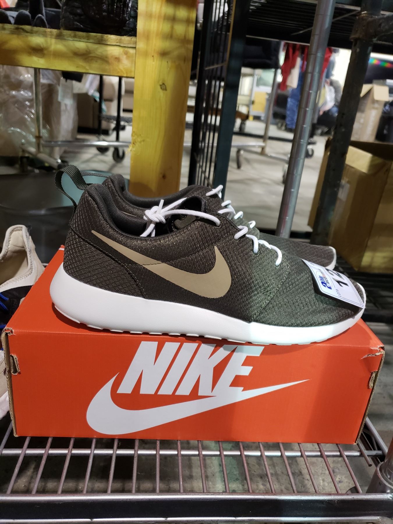 BRAND NEW NIKE SIZE 9 SHOES BRAND NEW NIKE SIZE 9 SHOES