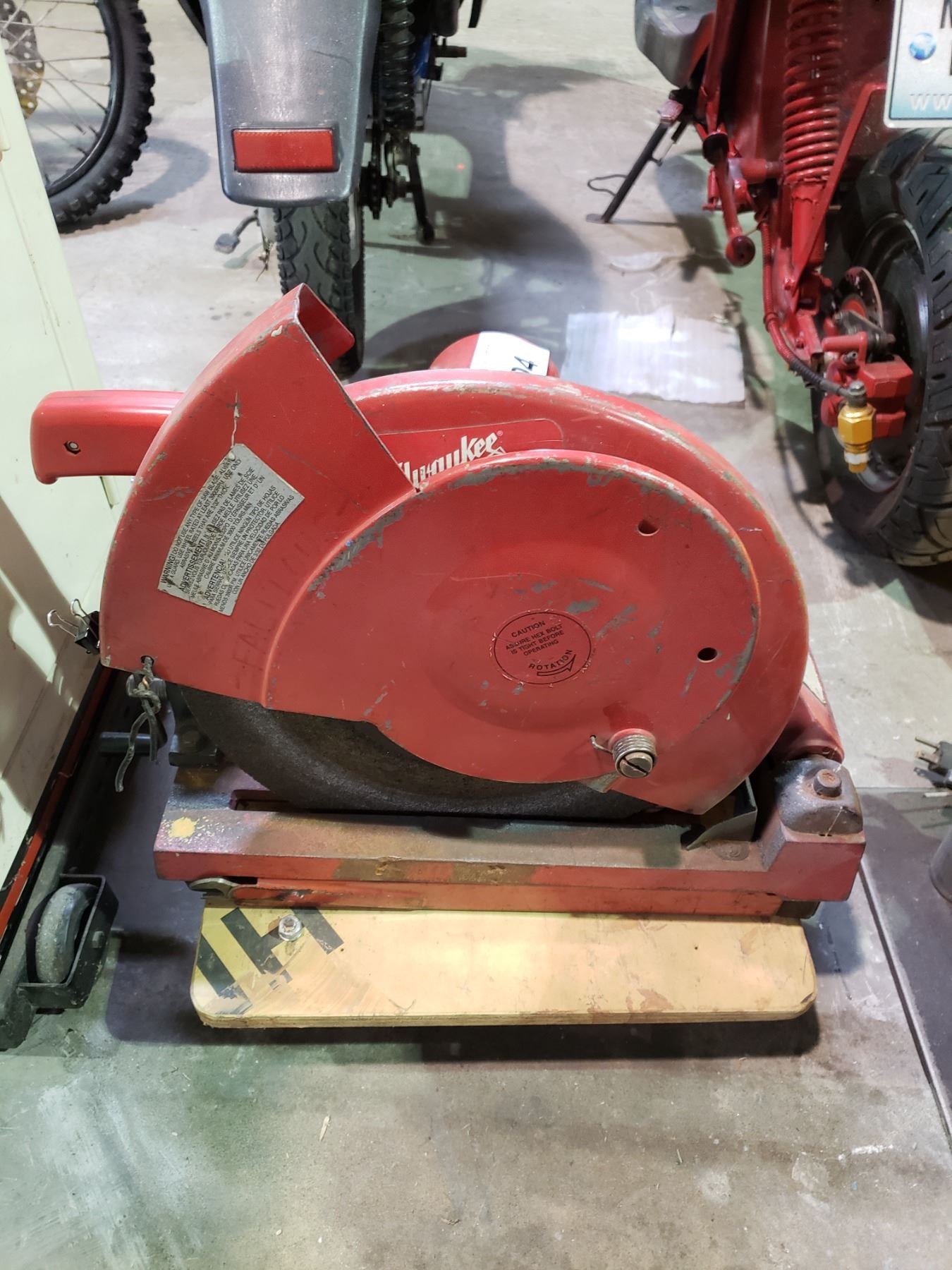 MILWAUKEE 14 ABRASIVE CUT OFF SAW MACHINE MODEL 6176 20 SERIAL 968C902 milwaukee-14-abrasive-cut-off-saw-machine-model-6176-20-serial-968c902