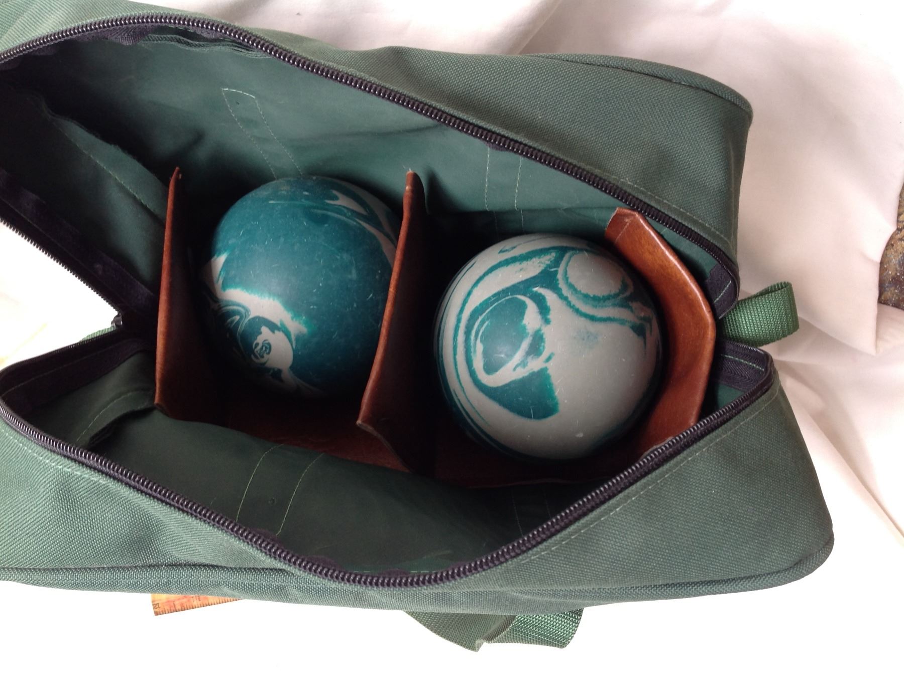 BOWLING BAG WITH 2 BOWLING BALLS. (5- PIN)