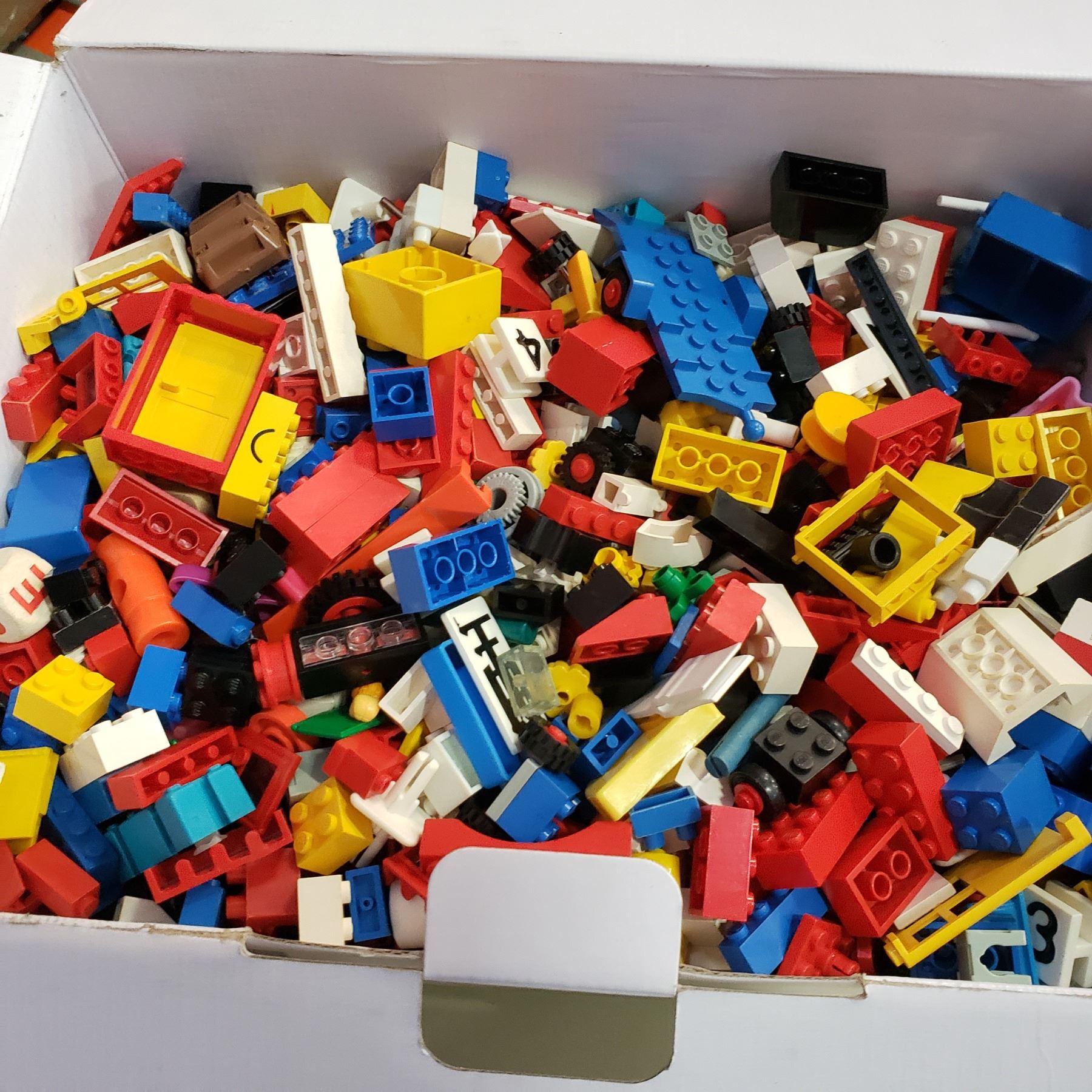 BOX OF LEGO Big Valley Auction box-of-lego-big-valley-auction