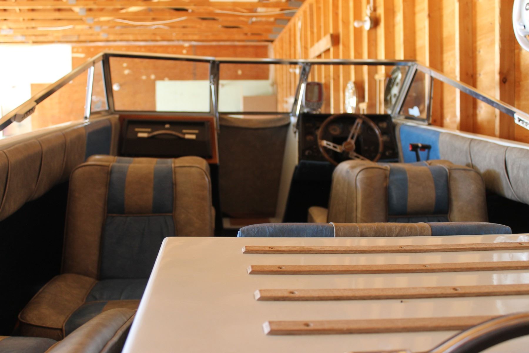 1985 EDSON OPEN BOW BOAT C/W CALKINS TRAILER