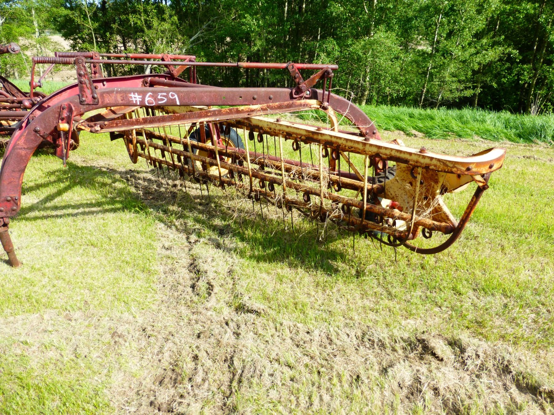 NEW HOLLAND MODEL 156 - 5 BAR HAY RAKE