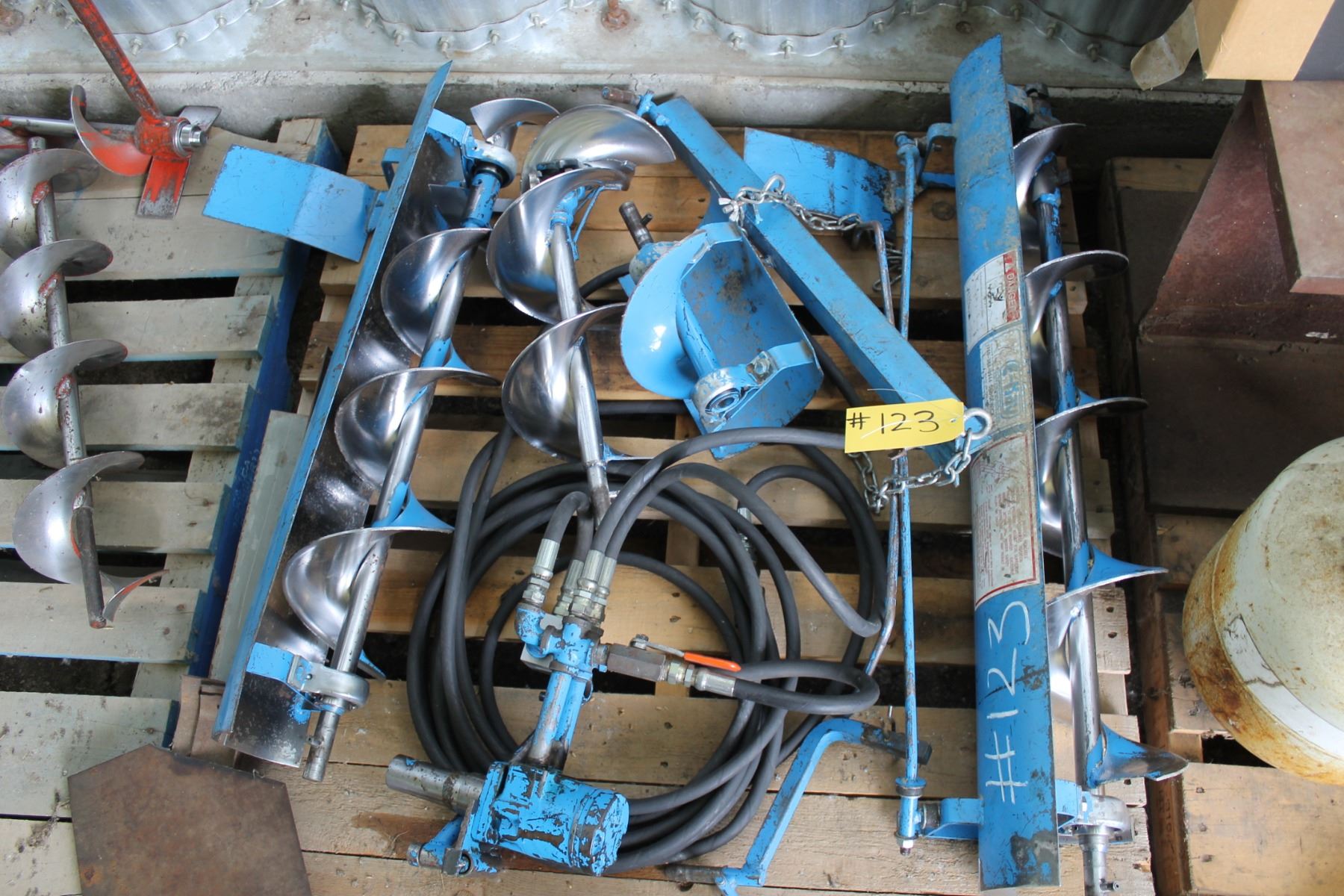 1 BLUE HYDRAULIC DRIVE BIN SWEEP ON PALLET