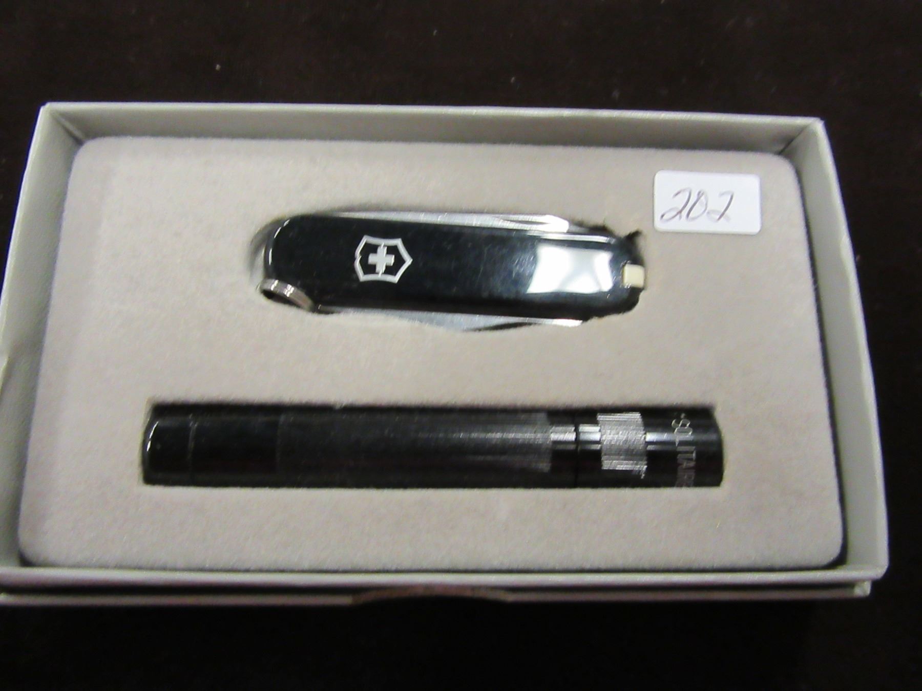 ESTATE (NEW): SWISS ARMY POCKET KNIFE & FLASHLIGHT SET