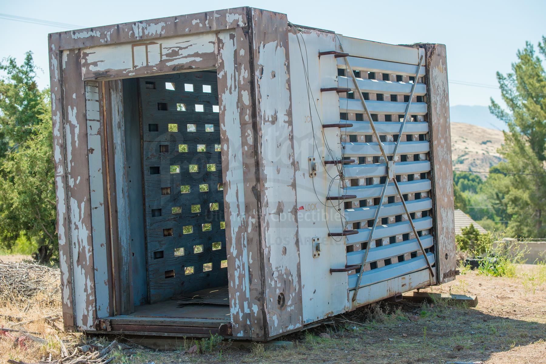 Lot #428 - JURASSIC PARK (1993) - Full-Size Velociraptor Cage