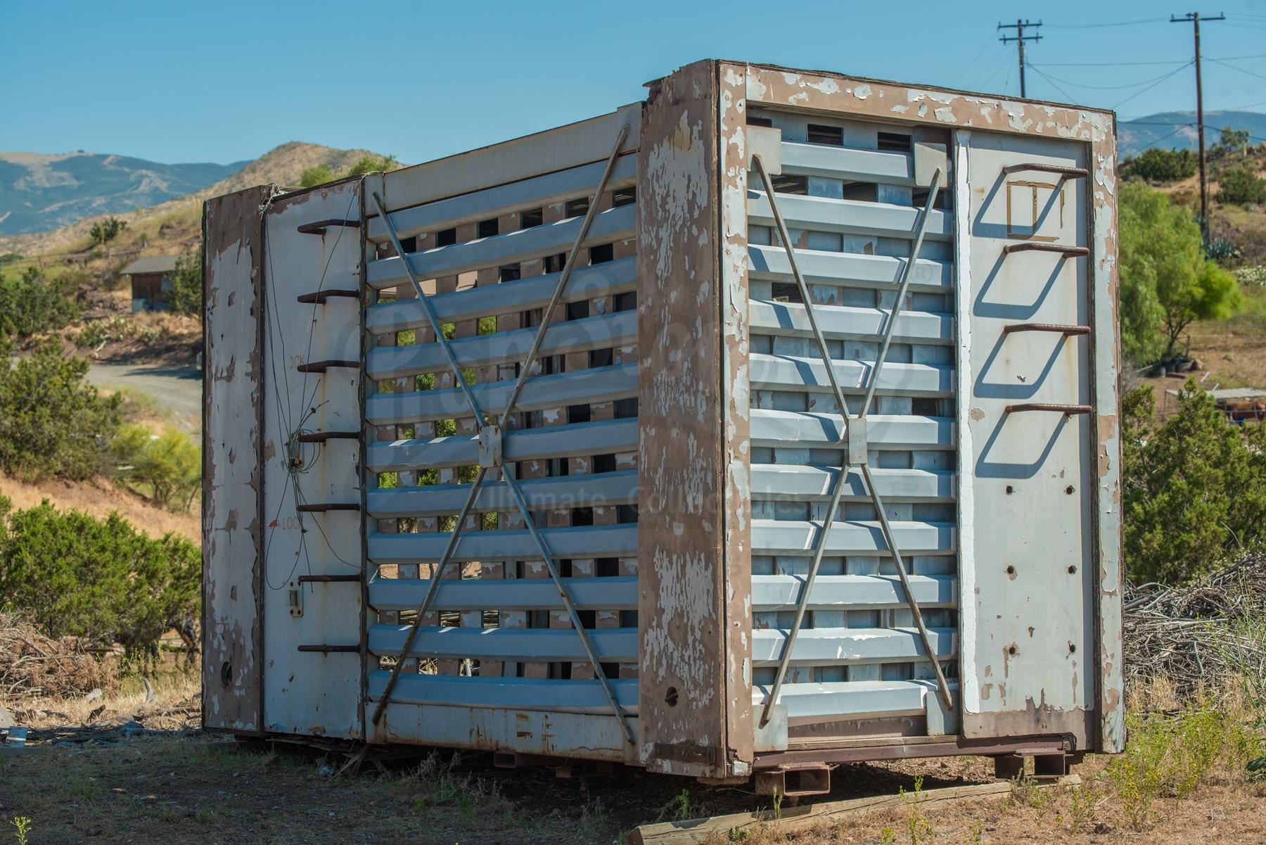 Lot #428 - JURASSIC PARK (1993) - Full-Size Velociraptor Cage