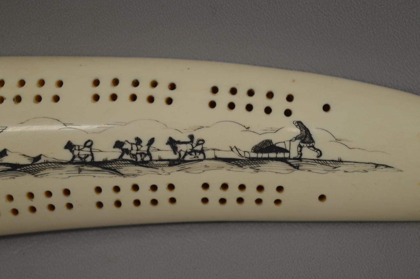 NATIVE AMERICAN NORTH WEST COAST INDIAN CRIBBAGE BOARD