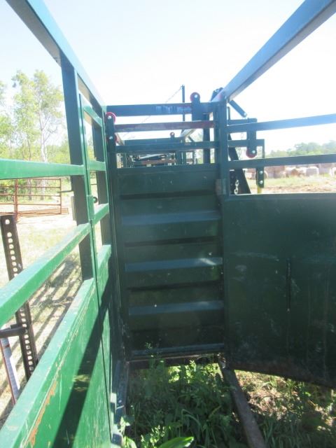 2017 Arrow cattle Quip Portable Squeeze Chute, Alley , Tub System w Q ...