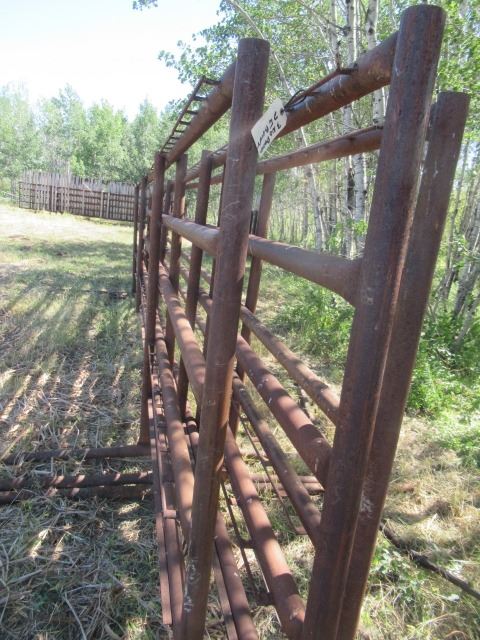 5- 30' Self Standing Wind Break 5 Bar Panels 3 No Boards 2 With Boards ...