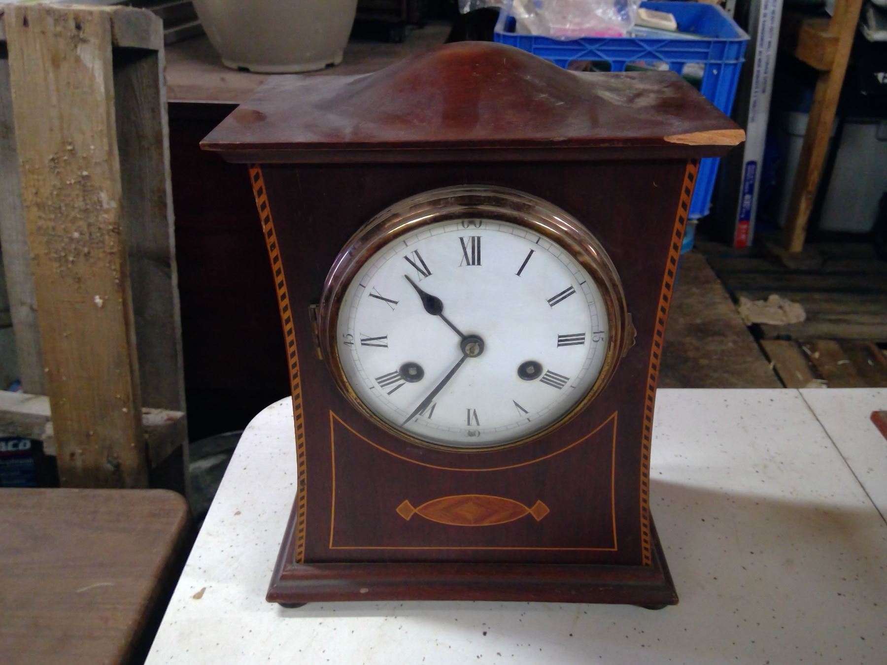 WOODEN MANTLE CLOCK W/ PENDULUM - Schmalz Auctions