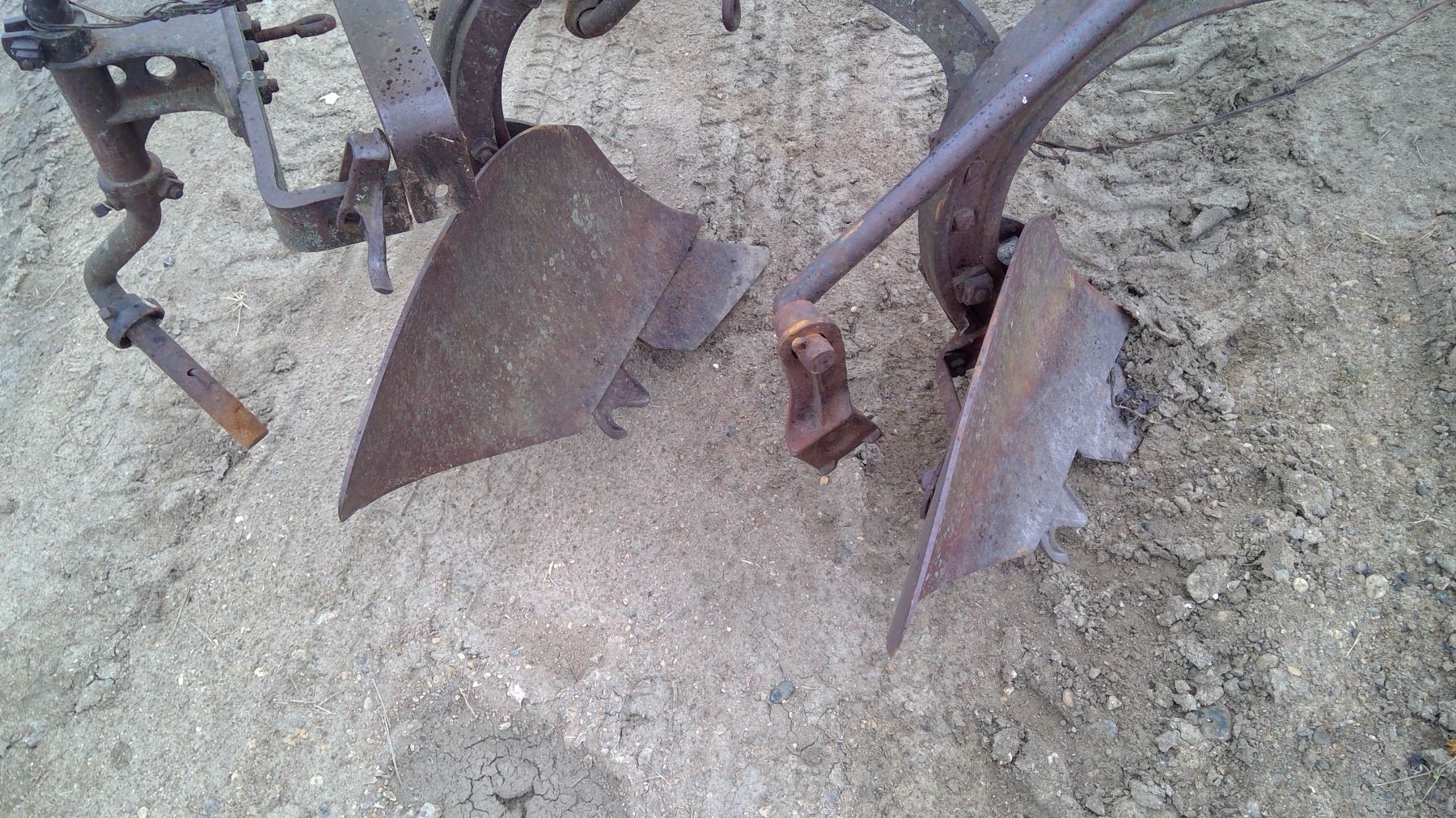2 FURROW PLOW-JOHN DEERE 126 - Schmalz Auctions