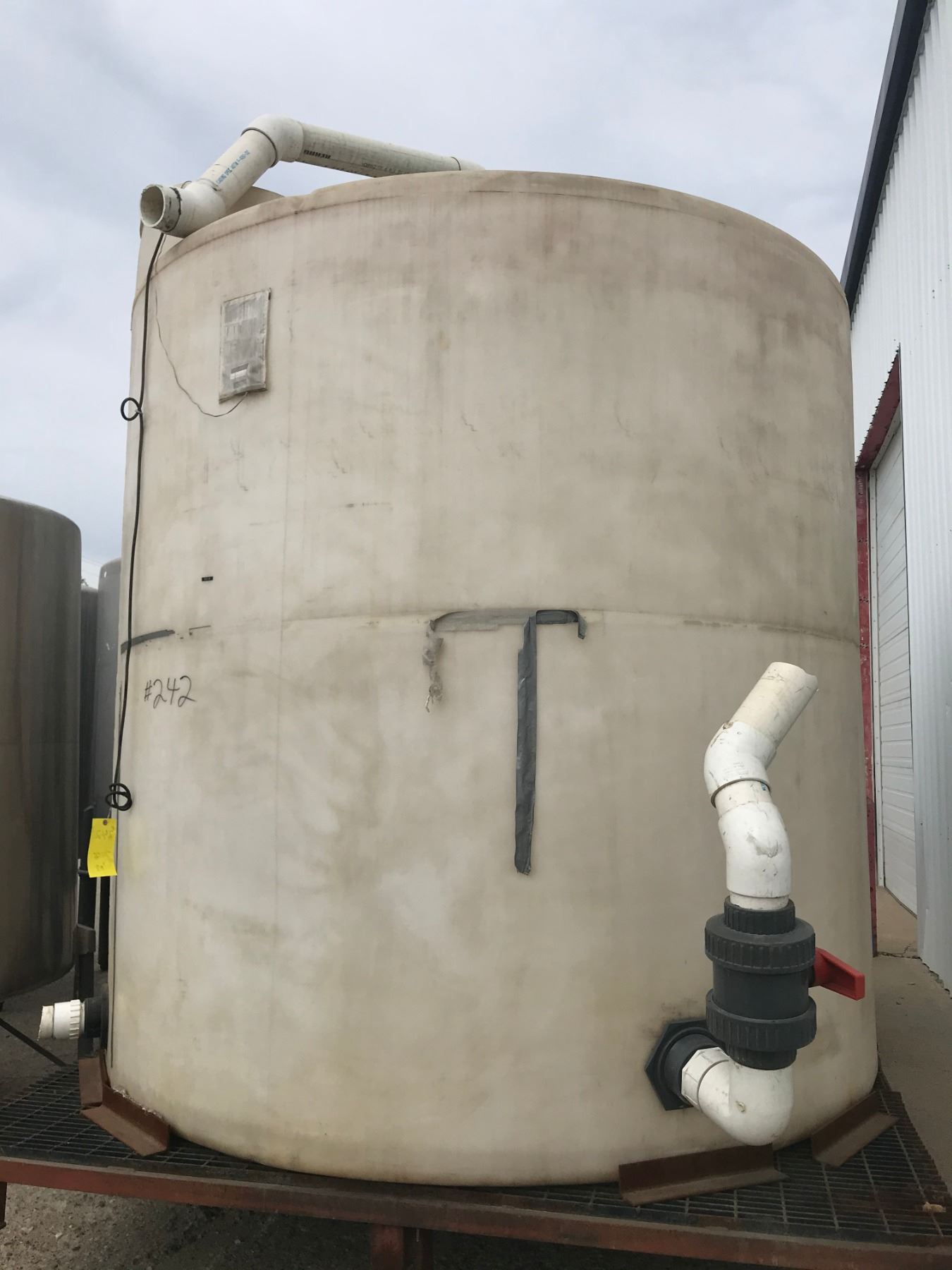 3000G POLY WATER TANK C/W STEEL STAND 8X8 HEAVY DUTY