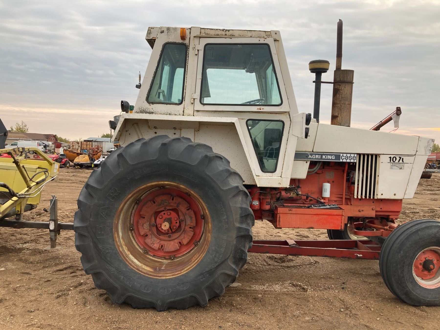 CASE TRACTOR 1070 POWER SHIFT 23.1X34 TIRES (has keys) - Schmalz Auctions