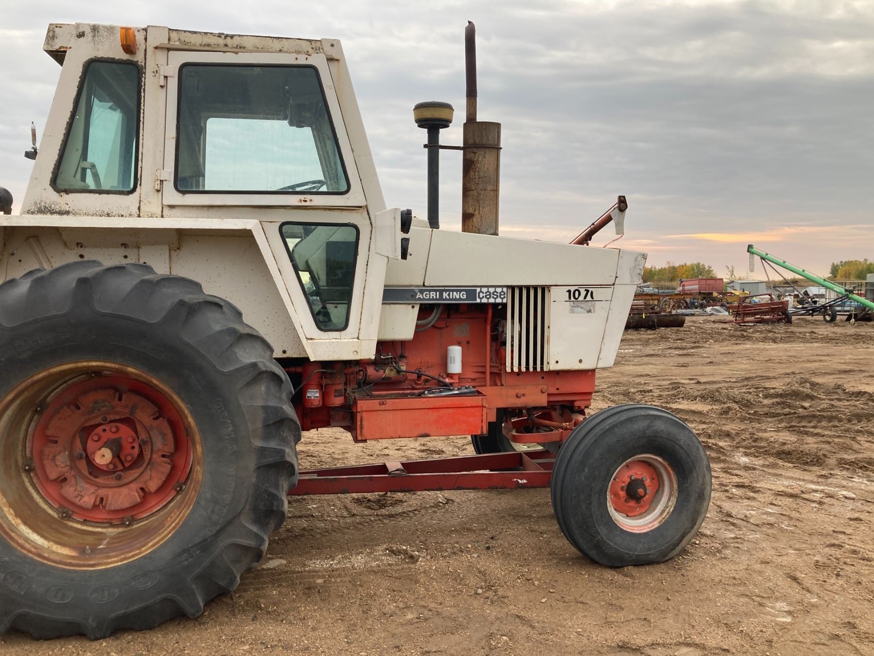 CASE TRACTOR 1070 POWER SHIFT 23.1X34 TIRES (has keys) - Schmalz Auctions