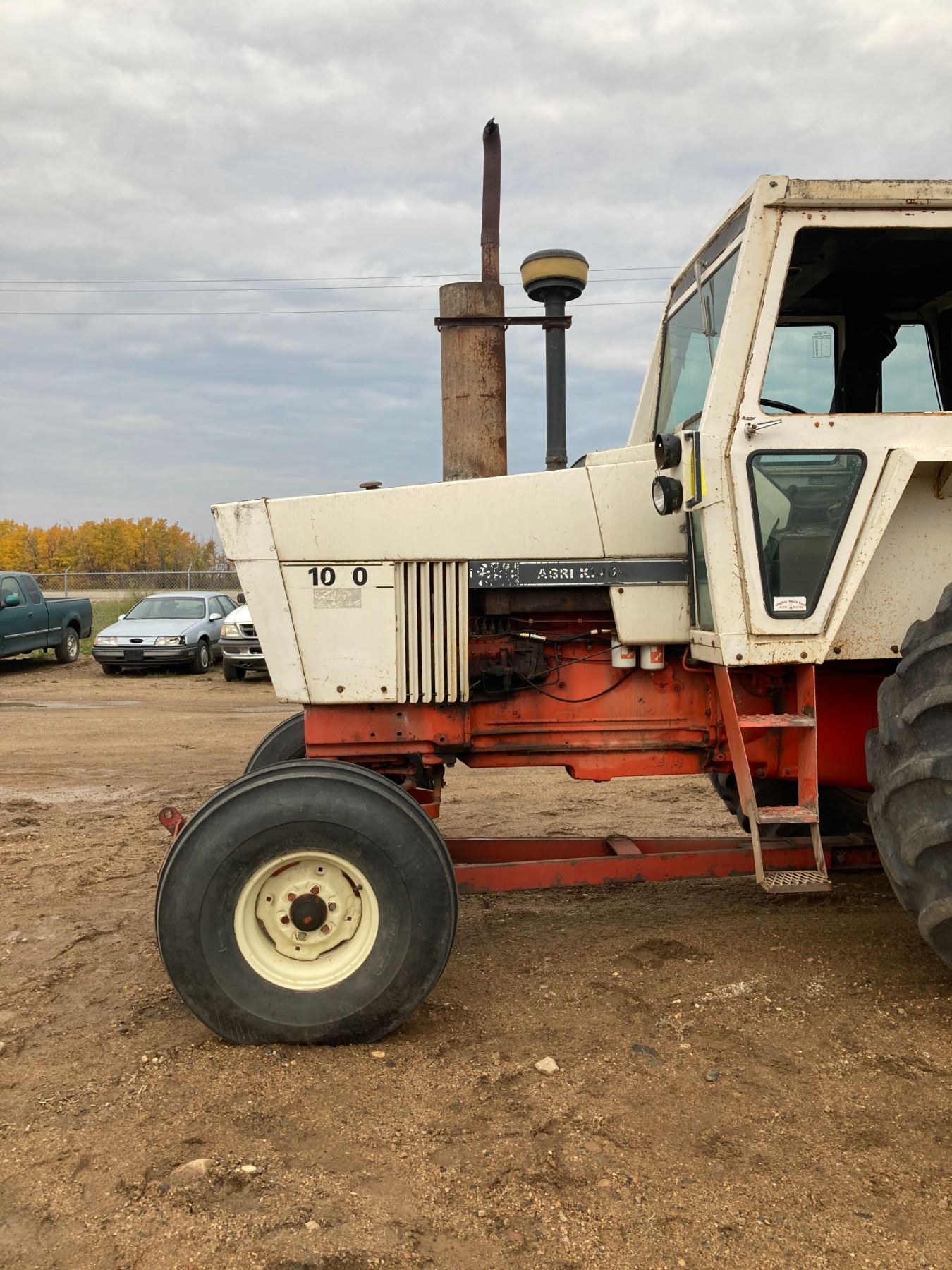 CASE TRACTOR 1070 POWER SHIFT 23.1X34 TIRES (has keys) - Schmalz Auctions