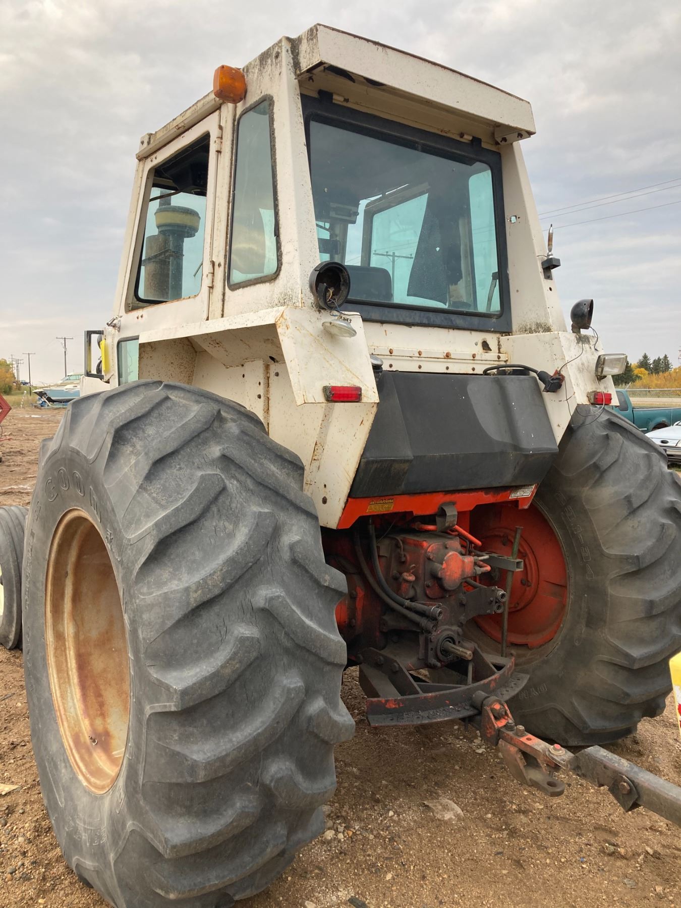CASE TRACTOR 1070 POWER SHIFT 23.1X34 TIRES (has keys) - Schmalz Auctions