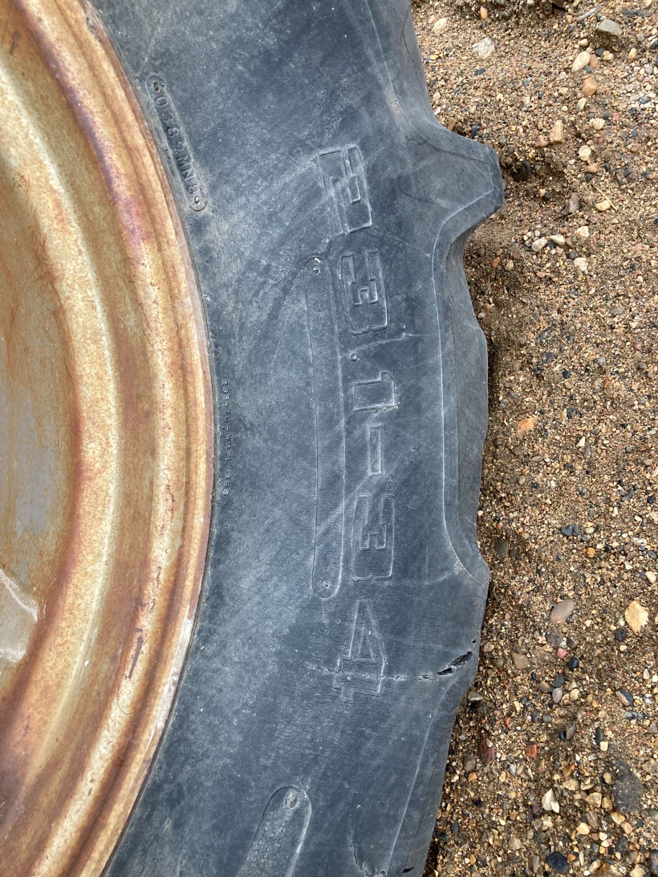 CASE TRACTOR 1070 POWER SHIFT 23.1X34 TIRES (has keys) - Schmalz Auctions