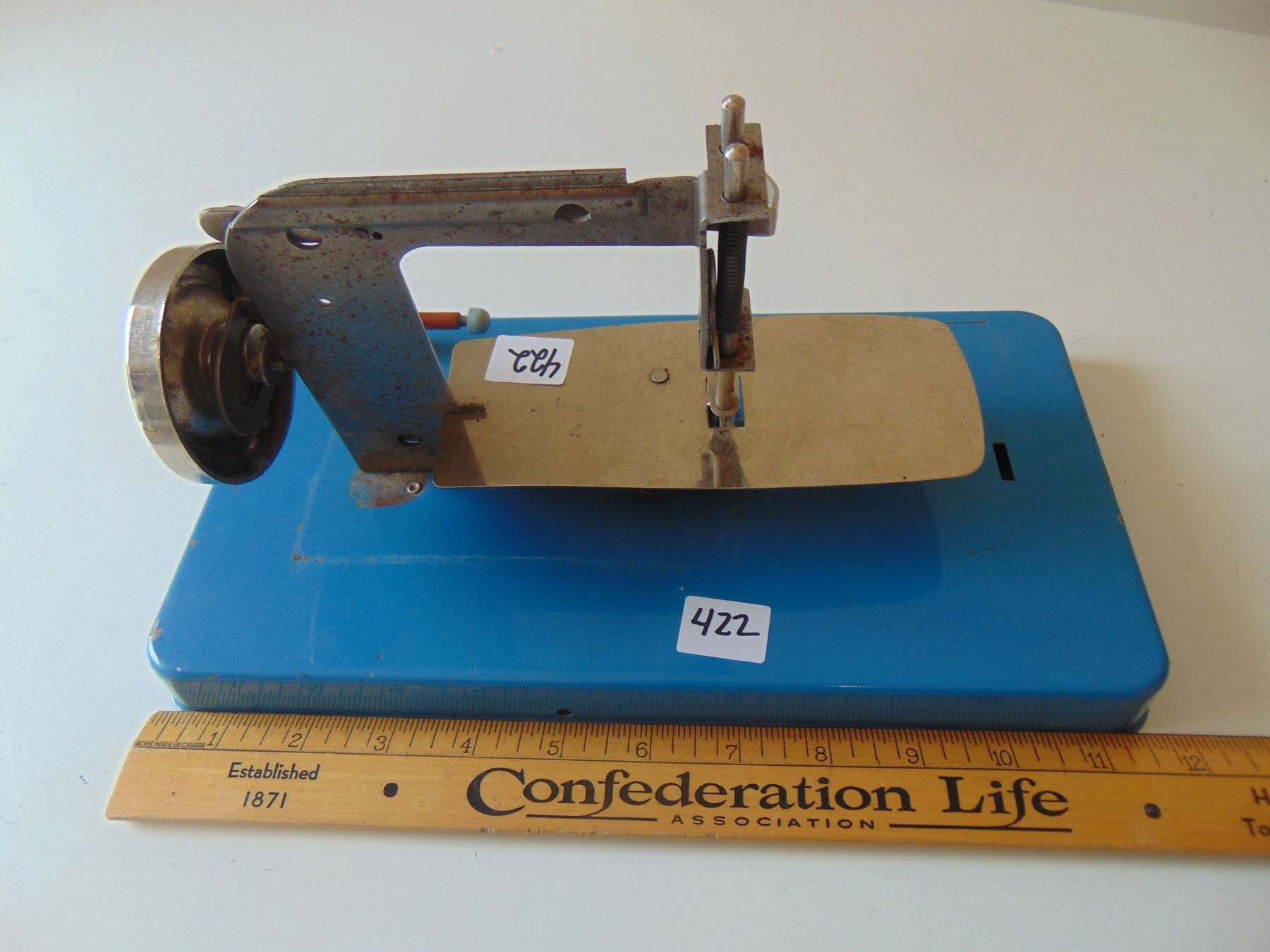 VINTAGE METAL SEWING MACHINE