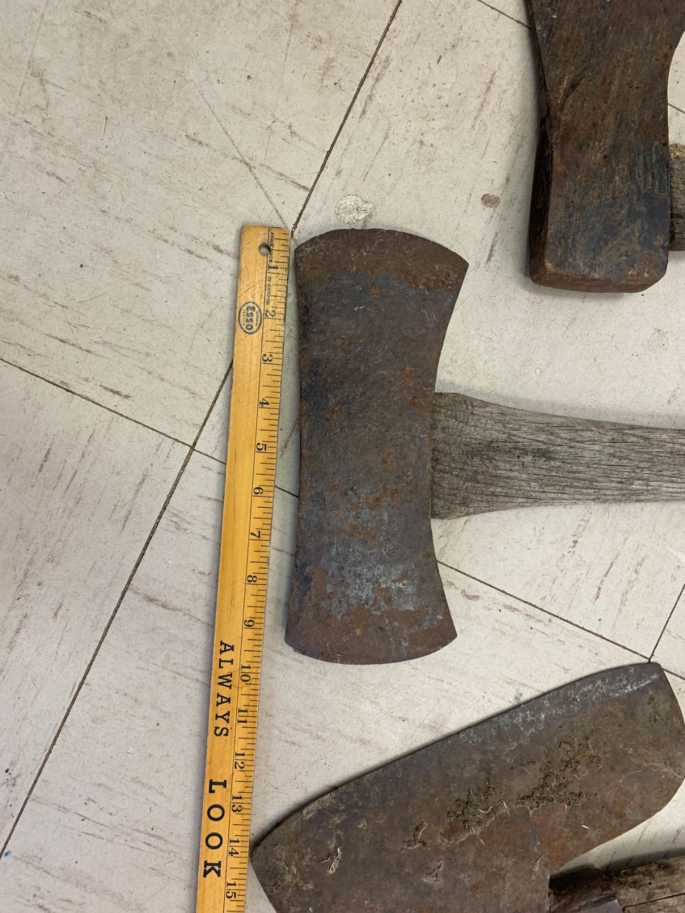 LOT OF AXES AND HEADS INCLUDING A DOUBLE AX HEAD - Schmalz Auctions