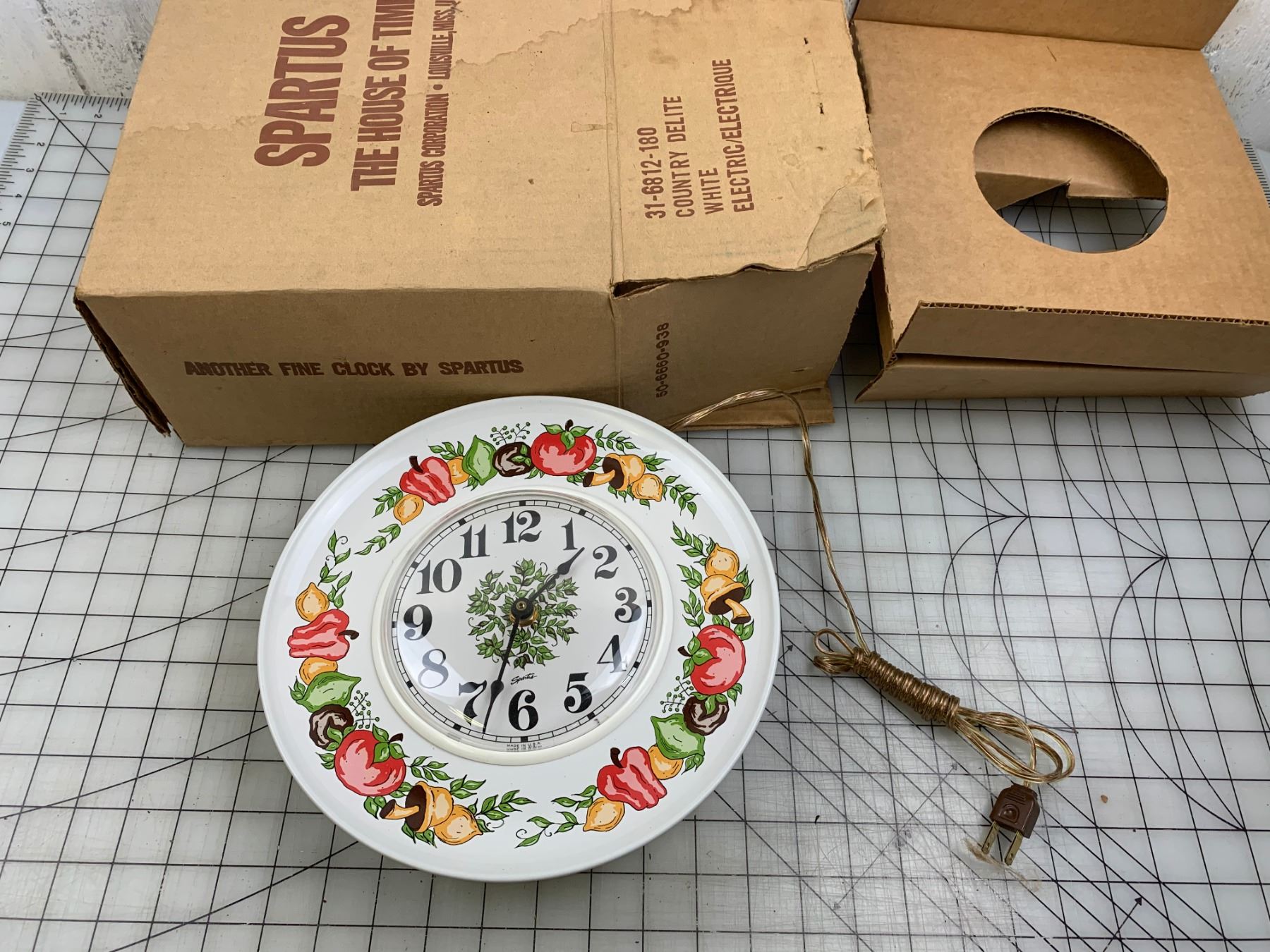 NOS VINTAGE SPARTUS KITCHEN WALL CLOCK