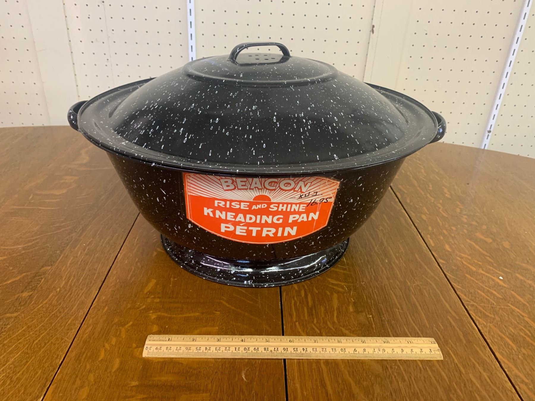 UNUSED VINTAGE BEACON RISE AND SHINE DOUGH KNEADING PAN