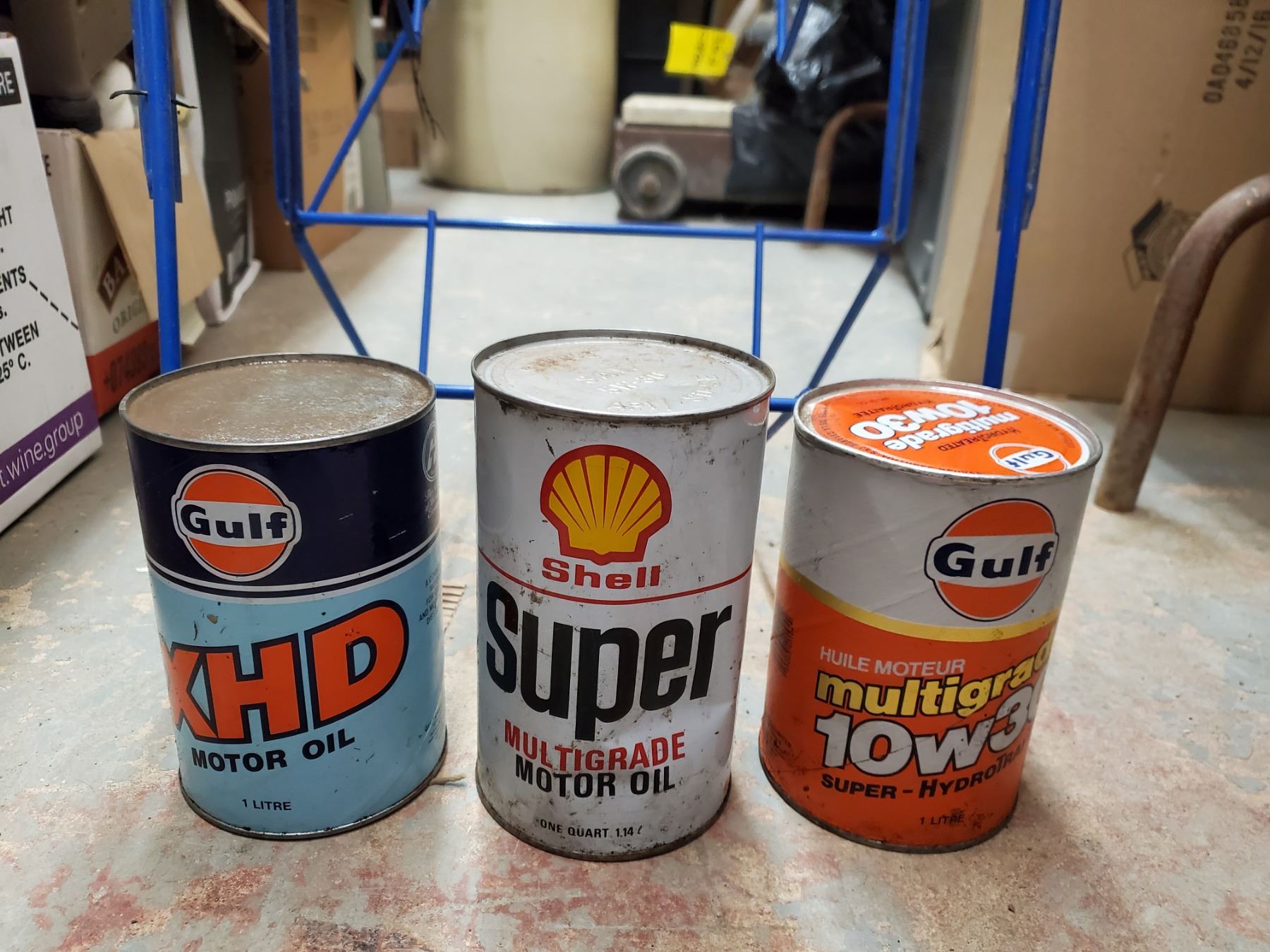 SERVICE STATION OIL STAND COMES WITH 3 FULL OIL CANS