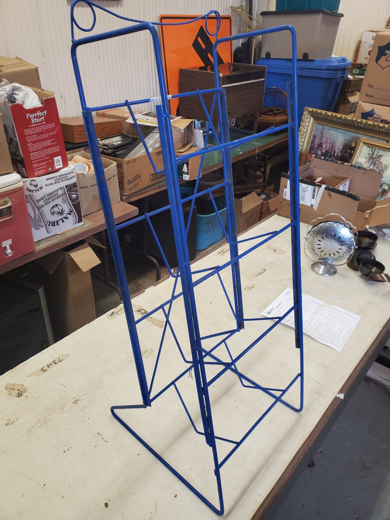 SERVICE STATION OIL STAND COMES WITH 3 FULL OIL CANS - Schmalz Auctions